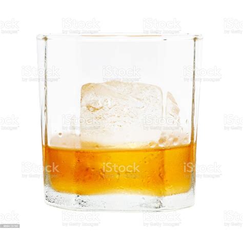 클리핑 경로와 흰색 배경에 고립 된 위스키 얼음 공을와 차가운 젖은 증기 증기의 모양 디자인 유리 가까이 0명에 대한 스톡 사진