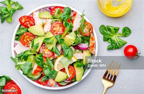 회색 테이블 배경에 빨간 토마토 아보카도 오이 붉은 양파 양고기 양상추 참깨를 곁들인 치킨 샐러드 상위 뷰 상추에 대한 스톡 사진 및 기타 이미지 Istock