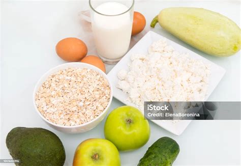 귀리 플레이크 한 잔의 우유 코 티 지 치즈 계란 사과 아보카도 호박 오이 건강 식품 야채 과일 0명에 대한 스톡 사진 및 기타 이미지 Istock