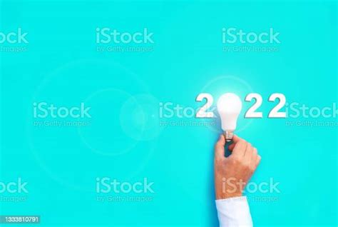 2022년 도내 영감 아이디어로 비즈니스 계획 솔루션 및 전략 2022 년 계획과 노란색 배경에 공간을 복사전구를 들고 사업가 2022년에 대한 스톡 사진 및 기타 이미지