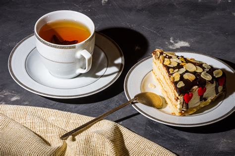 정물 레이어드 홈메이드 스폰지 케이크와 흰색 접시에 홍차 한 잔 린넨 냅킨 검은 배경 하드 라이트 낮은 키에 사진 0명에 대한 스톡 사진 및 기타 이미지 Istock