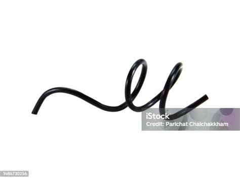 Usb와 어댑터의 검은색 와이어 케이블은 클리핑 경로가 있는 흰색 배경에 분리되어 있습니다 선택 초점 0명에 대한 스톡 사진 및