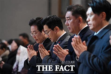 성탄 미사 참석한 이재명 내란 어둠 몰아내는 국민에 예수 함께 하길 [tf사진관]