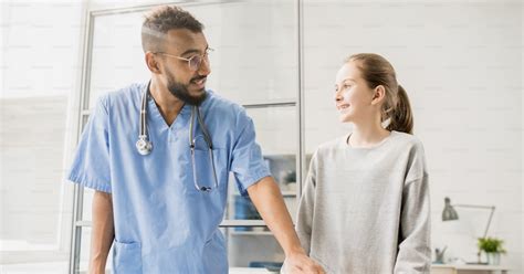 캐주얼 웨어를 입은 행복한 소녀가 기니피그 건강 관리에 대해 상담하는 동안 수의사와 이야기합니다 사진 Unsplash의 사랑 감정 이미지