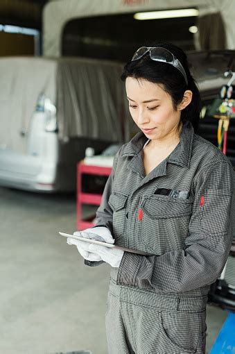 여성 정비공 검사 자동 디지털 태블릿 손상 된 자동차 수리 차고 일본 민족에 대한 스톡 사진 및 기타 이미지 일본 민족 엔진 자동차 정비공 Istock