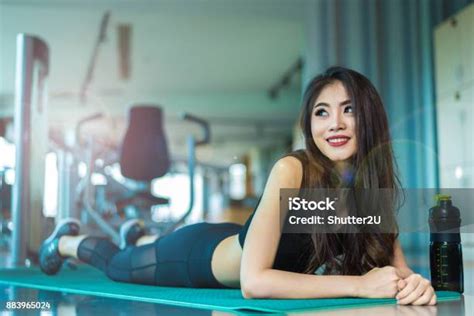 스포츠 여자 거짓말과 스포츠 장비 배경 피트 니스 체육관에서 요가 매트에서 휴식 아름다움과 운동 훈련 운동 개념입니다 바디 빌드 고 강도 테마입니다 가냘픈에 대한 스톡 사진