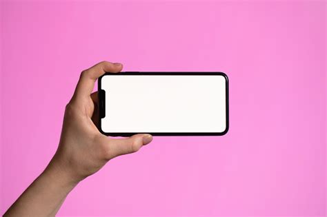 분홍색 배경에 그래픽 디스플레이 몽타주를위한 흰색 화면 휴대 전화와 스마트 폰을 사용하여 여성의 손을 닫습니다 공란에 대한 스톡 사진 및 기타 이미지 Istock