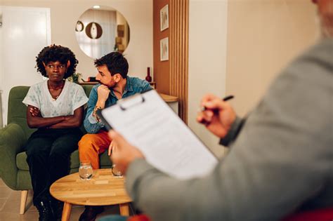 심리학자 사무실에서 치료 세션에 있는 다양한 커플 20 24세에 대한 스톡 사진 및 기타 이미지 20 24세 30 34세 50 54세 Istock