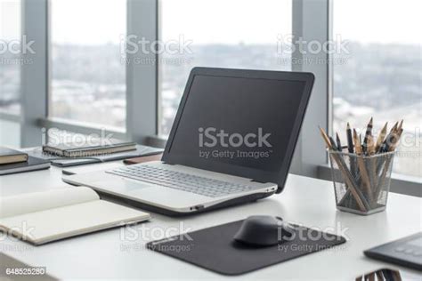 Sideview 맹검액 사무실 데스크톱 노트북 및 다양한 도구를 제공합니다 가정 생활에 대한 스톡 사진 및 기타 이미지 가정 생활 기업 재무와 산업 러시아 Istock