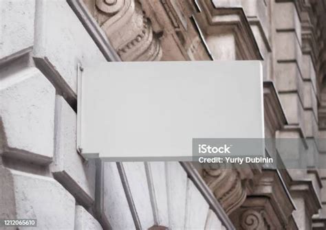 빈 상점 간판 간판 디자인 모형 고립 된 명확한 최소한의 상점 템플릿 거리 매달려 벽 간판 로고 프리젠 테이션 금속 카페 레스토랑 바 플라스틱 배지 검은 흰색 둥근 사각형