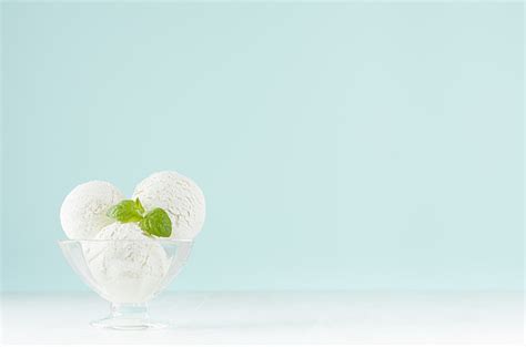 흰색 나무 테이블과 파스텔 블루 컬러 벽에 녹색 민트와 우아한 투명 유리 그릇에 달콤한 크림 아이스크림 녹색에 대한 스톡 사진 및 기타 이미지 Istock