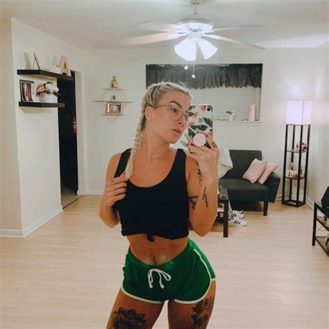 Girls In Short Shorts 48 Pics