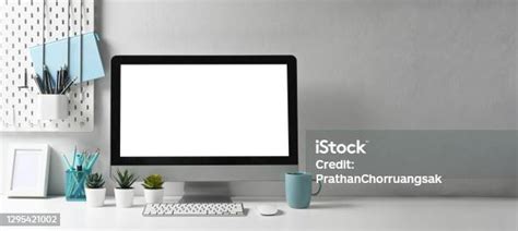 컴퓨터와 사무 용품 가젯을 모의 세련된 작업 공간의 파노라마 사진 빈 화면과 그래픽 디스플레이 몽타주를위한 공간을 복사합니다 0명에 대한 스톡 사진 및 기타 이미지 Istock