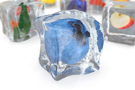 블루베리 아이스 큐브 필드 효과의 깊이 가진 흰색 절연에서 신선한 딸기와 큐브 아이스 얼음 조각 3d에 냉동 딸기 과일 렌더링 0명에 대한 스톡 사진 및 기타 이미지