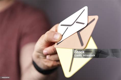 이메일 기호의 3d 렌더링 및 흐릿한 배경에 남성 손과의 네트워크 통신 3차원 형태에 대한 스톡 사진 및 기타 이미지 3차원 형태 가상현실 개념 Istock