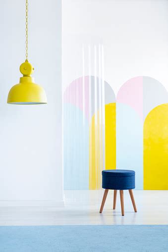 큰 노란 램프와 간단 하 고 파란의 자는 아파트 인테리어의 실제 사진 스툴에 대한 스톡 사진 및 기타 이미지 스툴 0명 가구 Istock