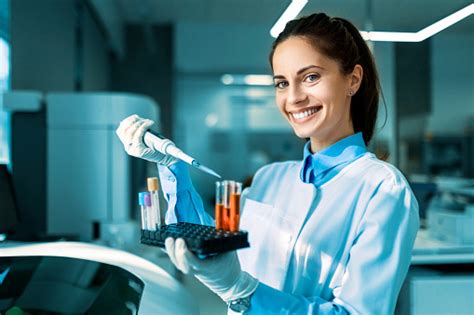 테스트 분석을 위한 마이크로 피펫 사용 카메라 살펴보기 시험관에 대한 스톡 사진 및 기타 이미지 시험관 여자 실험실 Istock