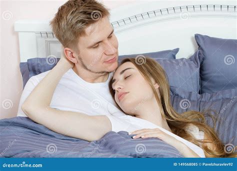 Groot Portret Jong Mooi Paar Op Bed Ochtendslaapkamer Gelukkig Houdend Van Paar In De