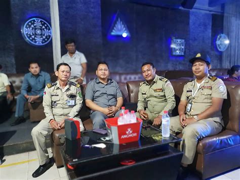 លោក ឌី រ័ត្នខេមរុណ និងមន្ត្រីជំនាញពាក់ព័ន្ធចុះត្រួតពិនិត្យ ក្លិបកម្សាន្តយីហោ “rainភ្លិប