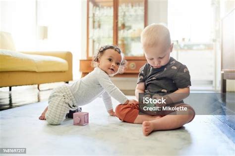 행복한 아기 가정 및 어린이 장난감은 침실에서 함께 이동성 개발 및 학습을위한 것입니다 보육원 장난감 블록 그리고 바닥에 있는