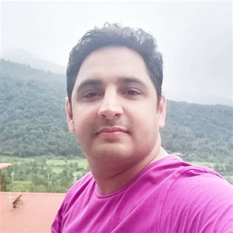 مشاور کسب و کار هادی تیموری ‌ سن آدما ربطی به سطح شعورشون نداره ‌‌ همه ما دوروبرمون زیاد