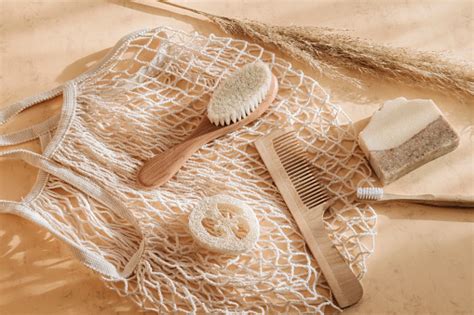 베이지 색 배경에 재사용 가능한 쇼핑백에 헤어 브러시 대나무 칫솔 수세미 천연 비누제로 폐기물 욕실 액세서리 맨 위 보기입니다 빈티지 컬러 필터 0에 대한 스톡 사진 및