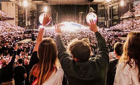 Mengulik Sosok Penemu Gelang Xyloband Yang Jadi Ciri Khas Konser