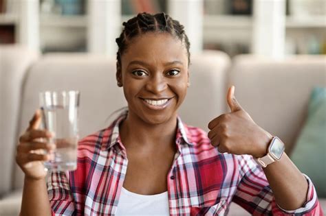 Poditive Joven Mujer Negra Bebiendo Agua En Casa Copia Espacio Foto