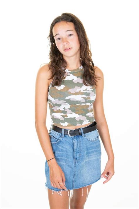 Vackra Unga Flickor Med Långt Hårstrå Ler En Vacker Skönhet Redaktionell Bild Bild av framsida