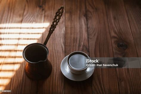 아침에 나무 테이블에 접시에 흰색 도자기 컵에 뜨거운 향기로운 커피 구리 터키 커피 포트 세즈브 Ibrik에서 준비 된 전통적인 터키 커피 고급 요리에 대한 스톡 사진 및