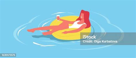 손에 칵테일을 든 편안한 젊은 여성이 고무 풍선 무릎에 수영장에 떠 있다 여름 분위기 휴가에 여가 시간 물 수영에 있는 행복한 소녀 만화 평면 격리 벡터 개념 개념에 대한