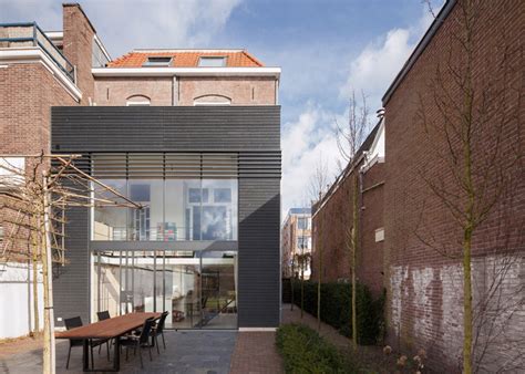 Reset Adds Modern Extension To A Traditional Brick Townhouse