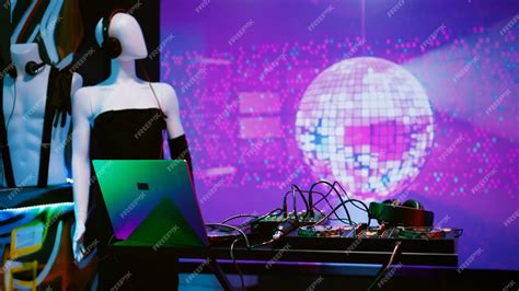 Пустая дискотека с аудиостанцией и дискотеками микшерная панель на сцене используемая для