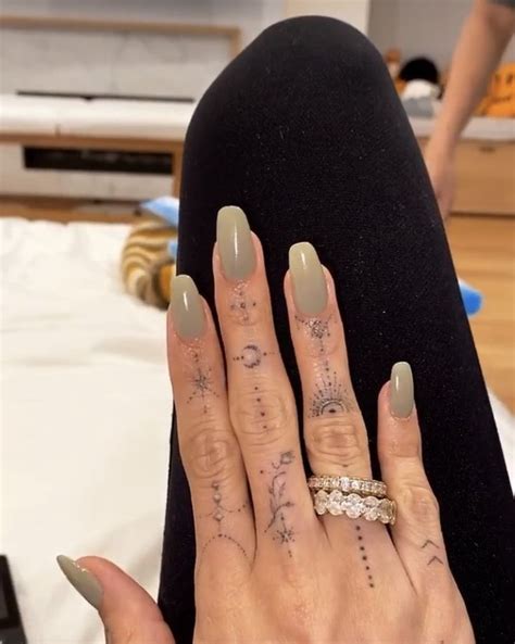 Tatuaggi Delle Celebrità Tatuaggio Picche Tatuaggio Hipster Unghie