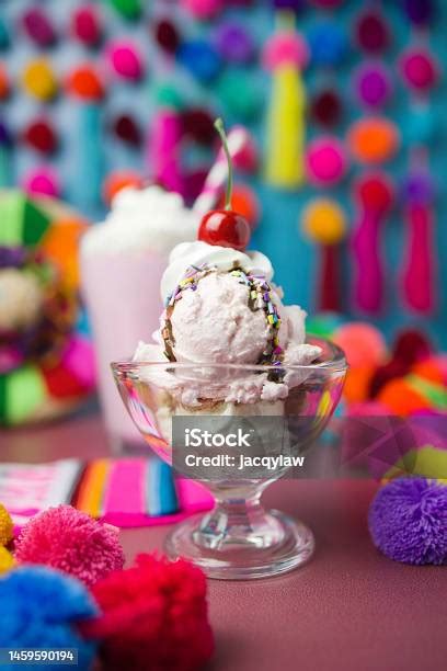 화려한 화환 Pom Pom 파란색 생생한 배경에 체리가 있는 아이스크림 선디 밝은 색상에 대한 스톡 사진 및 기타 이미지 밝은 색상 아이스크림 아이스크림 전문점