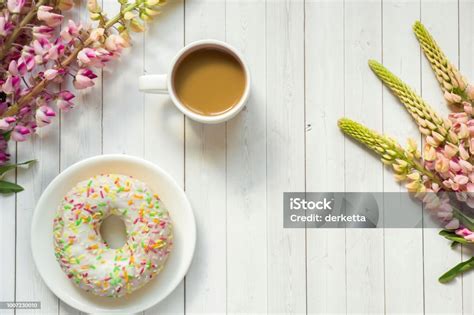 한 잔 커피와 가벼운 나무 테이블에 루피 너 스 꽃 도넛의 정 0명에 대한 스톡 사진 및 기타 이미지 0명 구도 꽃 식물 Istock