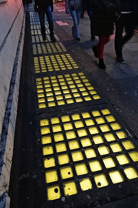 무료 이미지 보행자 빛 도로 거리 색깔 푸른 노랑 모양 3456x5184 164624 무료 이미지