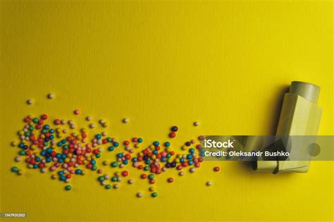 노란색 배경에서 색상 준비 에 의해 만들어진 입자에 어로 졸을 가진 노란 천식 흡입기 0명에 대한 스톡 사진 및 기타 이미지