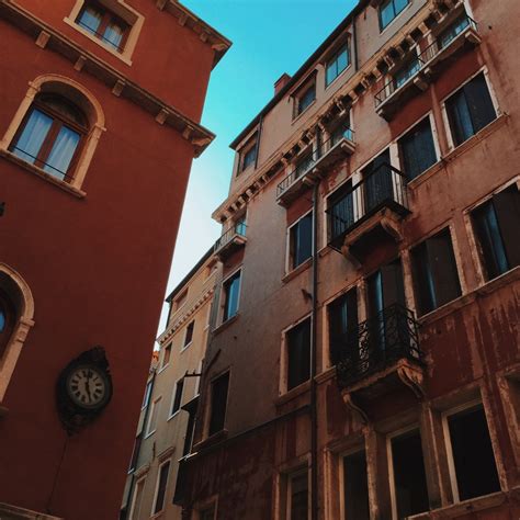 무료 이미지 건축물 도로 거리 집 창문 건물 골목 시티 벽 도심 정면 아파트 이웃 도시 지역 인간 정착 2448x2448 24714