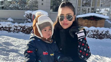 ซูมภาพ ศรีริต้า อวดโมเมนต์พาลูกเล่นหิมะ ถูกชาวเน็ตทักแรง เหมือนท้องลูกคนที่ 2