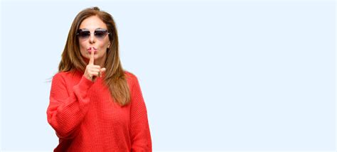 중 년 여 자가 입고 마음 선글라스 입술에 검지 손가락으로 조용히 요청 침묵과 비밀 개념 갈색 머리에 대한 스톡 사진 및 기타 이미지 갈색 머리 관능 노인 Istock