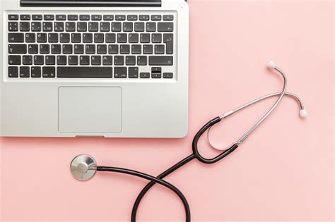 분홍색 배경에 고립 된 청진 기 키보드 노트북 컴퓨터 현대 의료 정보 기술 및 Sofware 진보 개념 컴퓨터 및 가젯 진단 및 수리 개념에 대한 스톡 사진 및 기타 이미지
