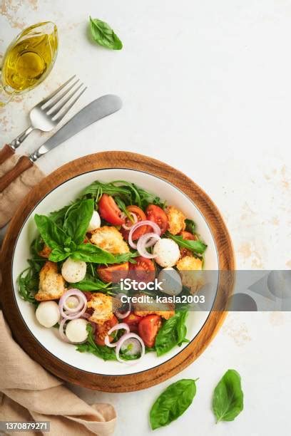 판자넬라 빵 샐러드 토마토 모짜렐라 볼 바질 양파 빵을 곁들인 이탈리아의 전통 음식 전통 이탈리아 요리 맨 위 보기입니다 공간을 복사합니다 0명에 대한 스톡 사진 및 기타