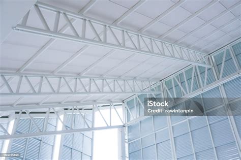 대형 철강 구조 트 러 스 지붕 구조 및 건물 건축에 금속 시트 Weft에 대한 스톡 사진 및 기타 이미지 Weft 강철 개발 Istock