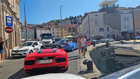 Kabrioleti In Roadsterji Na Ribiškem Trgu Primorske Novice