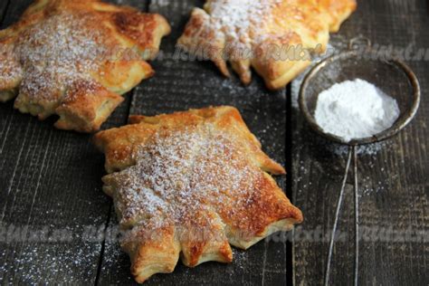 Пирожки с яблоками и корицей из слоёного теста 11 фото в рецепте