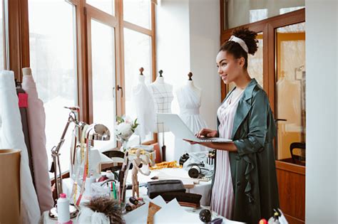 디자인 스튜디오에서 화상 통화 회의 노트북으로 젊은 여자 재단사 응답 패션 디자이너에 대한 스톡 사진 및 기타 이미지 패션 디자이너 노트북 상점 Istock