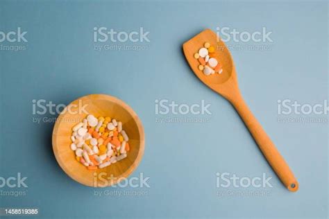 파란색 배경에 다양한 제약 의약품 알약 정제 및 캡슐 텍스트 공간 복사 0명에 대한 스톡 사진 및 기타 이미지 0명 개념 개념과 주제 Istock