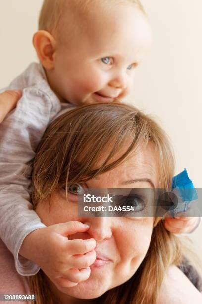 어머니와 그녀의 신생아 출산 개념 아름다운 가족의 이미지 행복한 사랑의 가족 어머니는 침실에서 그녀의 아기와 놀고 어머니와 아기 재생 및 웃음 엄마와 아이 어머니에 대한