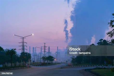굴뚝에서 연기와 독성 공기매모 석탄 발전소 공장 산업 에너지 또는 오염 환경 개념의 전기 타워 람팡시티 태국 건설 산업에 대한 스톡 사진 및 기타 이미지 Istock